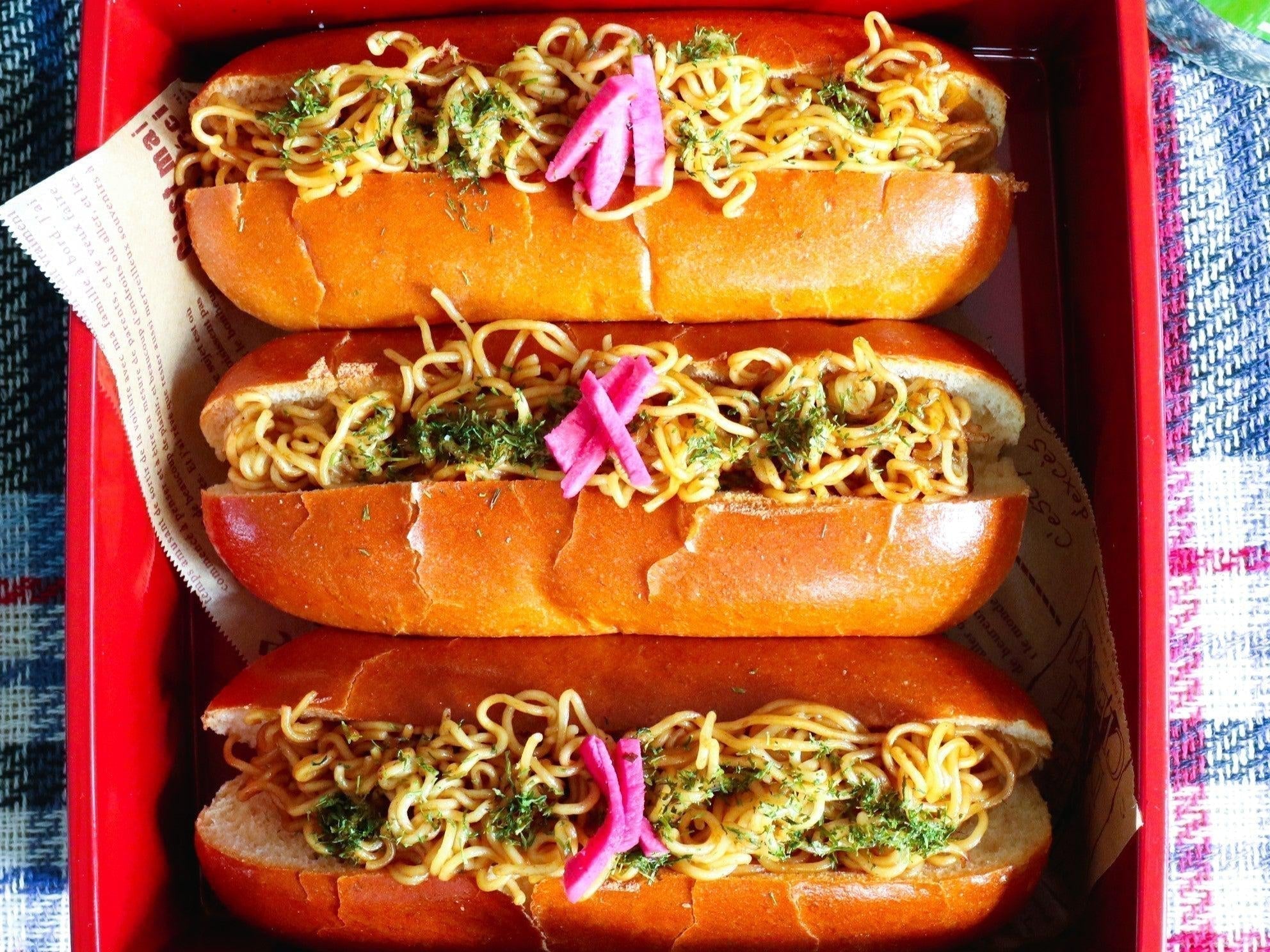How to Make Yakisoba Pan (Japanese Stir-Fried Noodles in a Hot Dog Bun ...